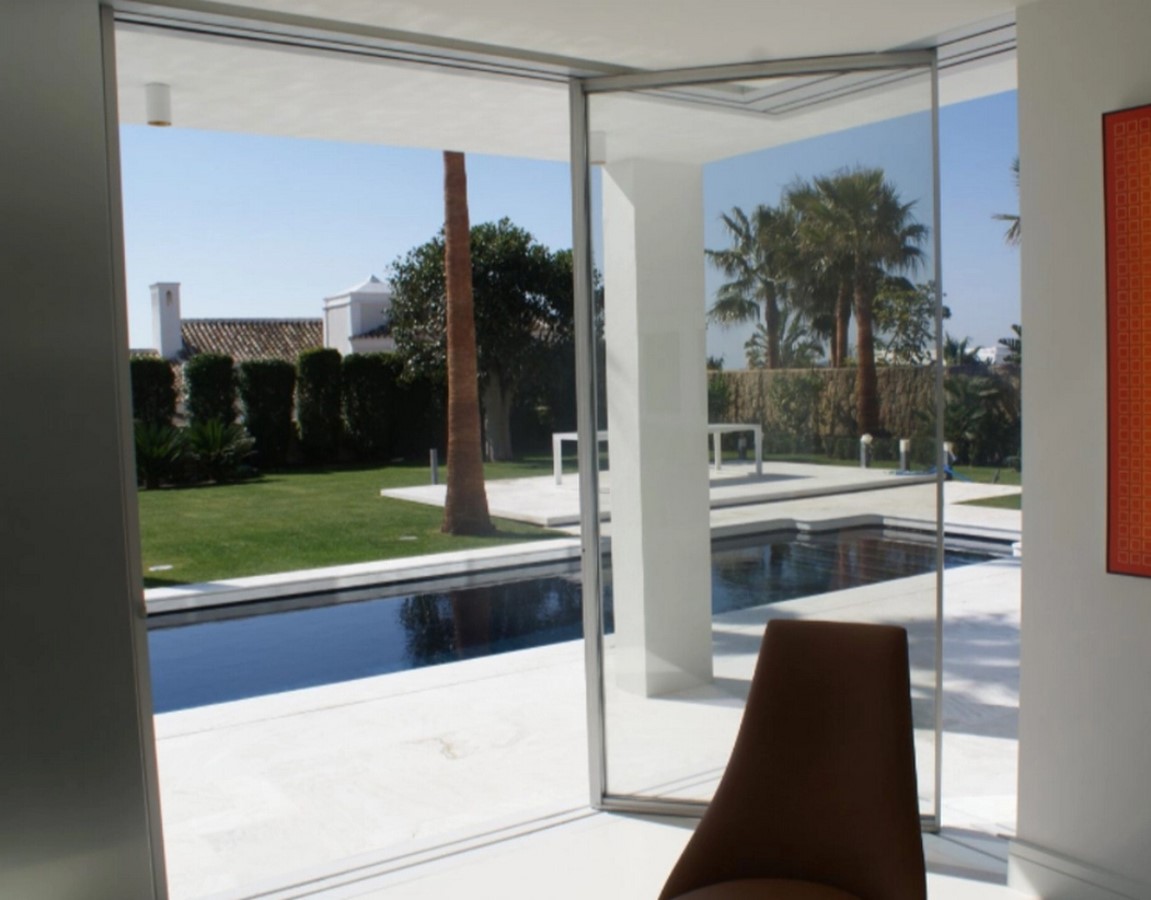 Exploring the Vitrocsa Turnable Corner Minimalist Window - Modosphere